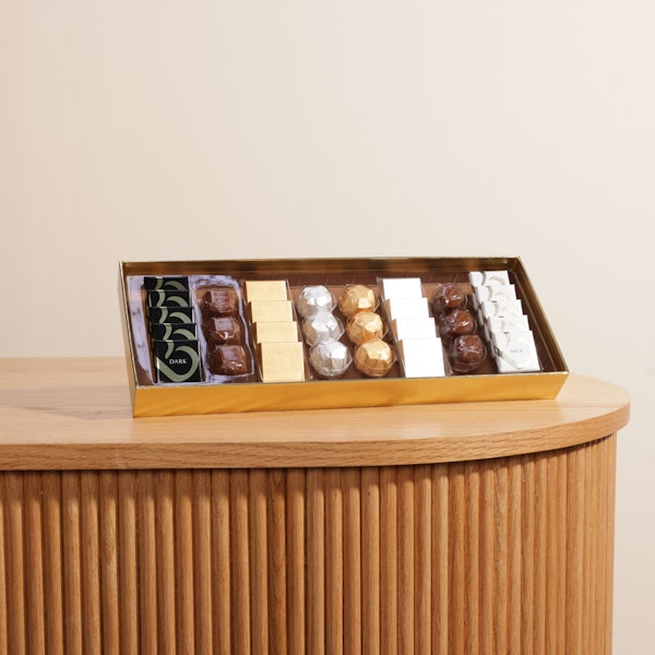 Buy and send Bostani White Signature Box | 30 Pieces gift Online in ...