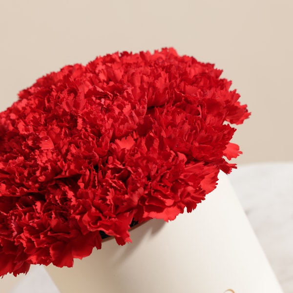 Buy and send Dar Al Hay Red Shemagh | Charming Flowers Box gift Online ...